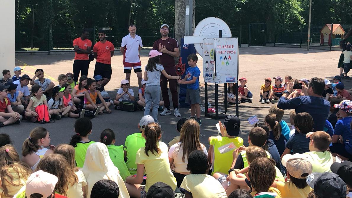 Rosières-près-Troyes: La flamme olympique rayonne sur l’école Fernand ...