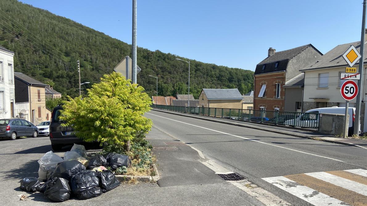 Des indélicats déposent leurs poubelles au pont de Fumay, à Revin