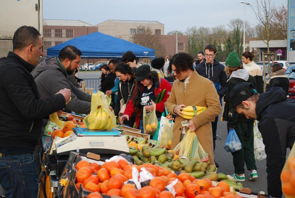 Jeunes et retraités se pressent sur les marchés éco-solidaires à Châlons