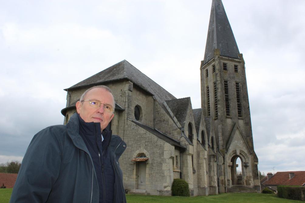 Après l’église, Manre au chevet du terrain de tennis