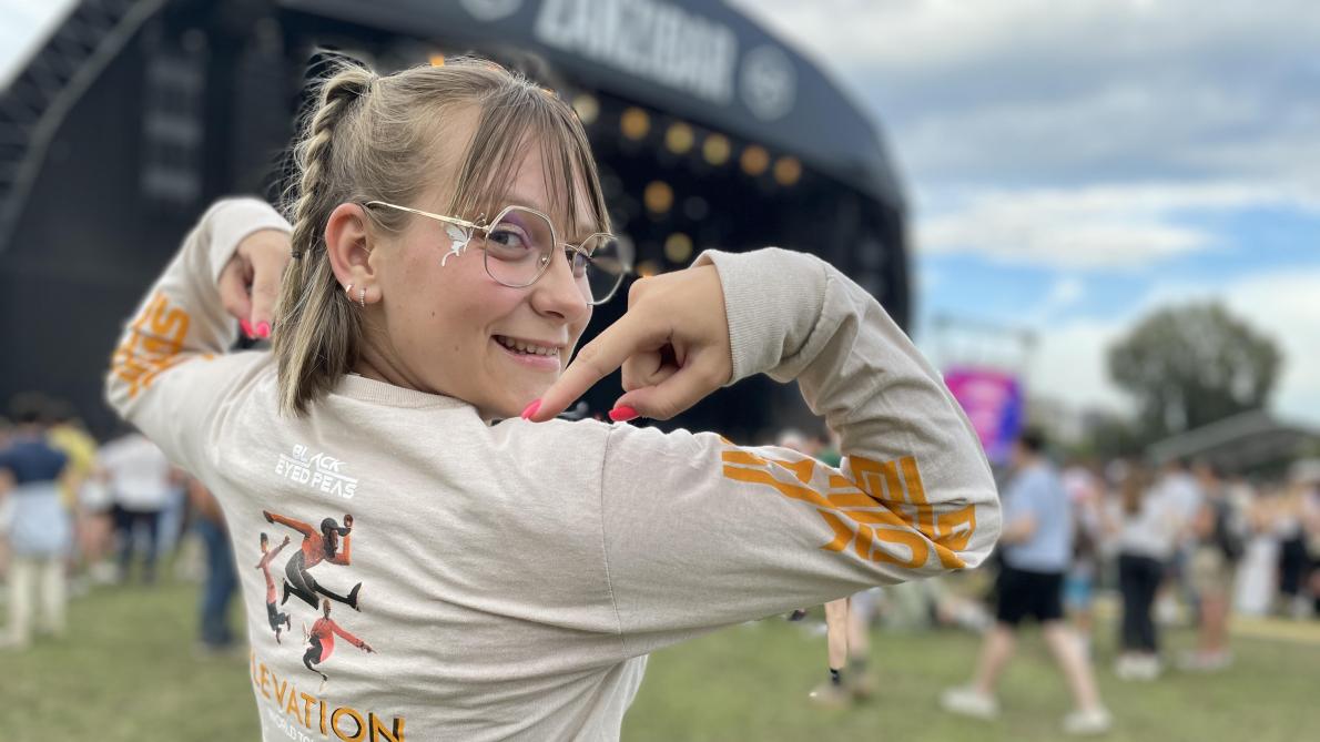 This: Clara Simon, 18 ans, a partagé la scène avec les Black Eyed Peas ...