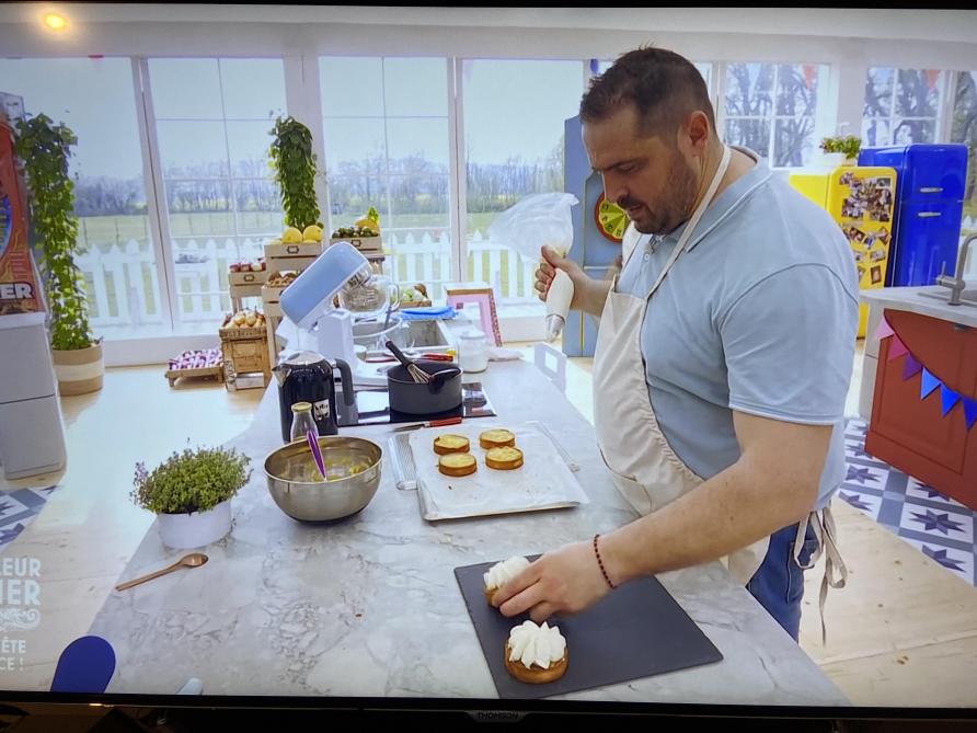 David Ginat de Congy passe le 1er tour du Meilleur pâtissier sur M6