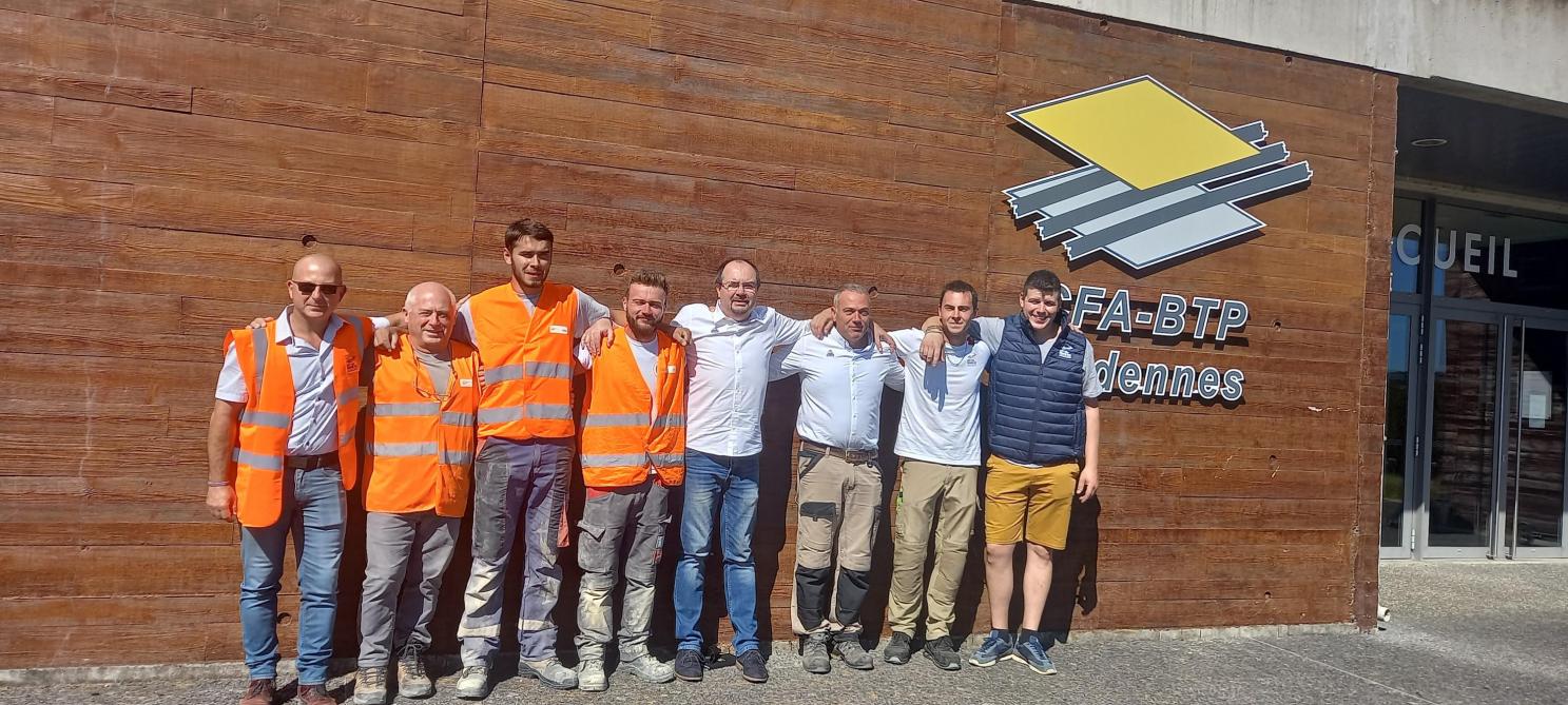Deux apprentis de la construction du CFA de Poix-Terron prêts à concourir dans une compétition ...