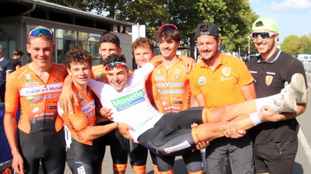 Simon Baran surfe sur la vague