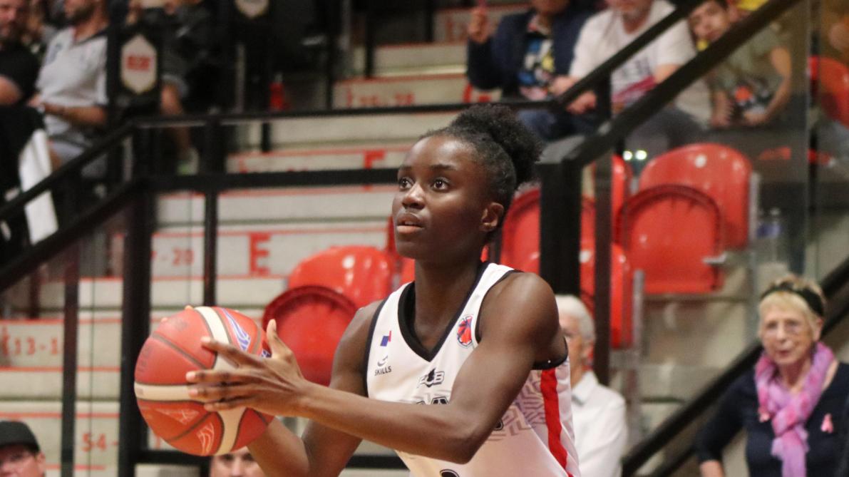 Basket-ball. Avec ls Flammes Carolo, la jeune Dorcas Nganfina profite de la moindre occasion