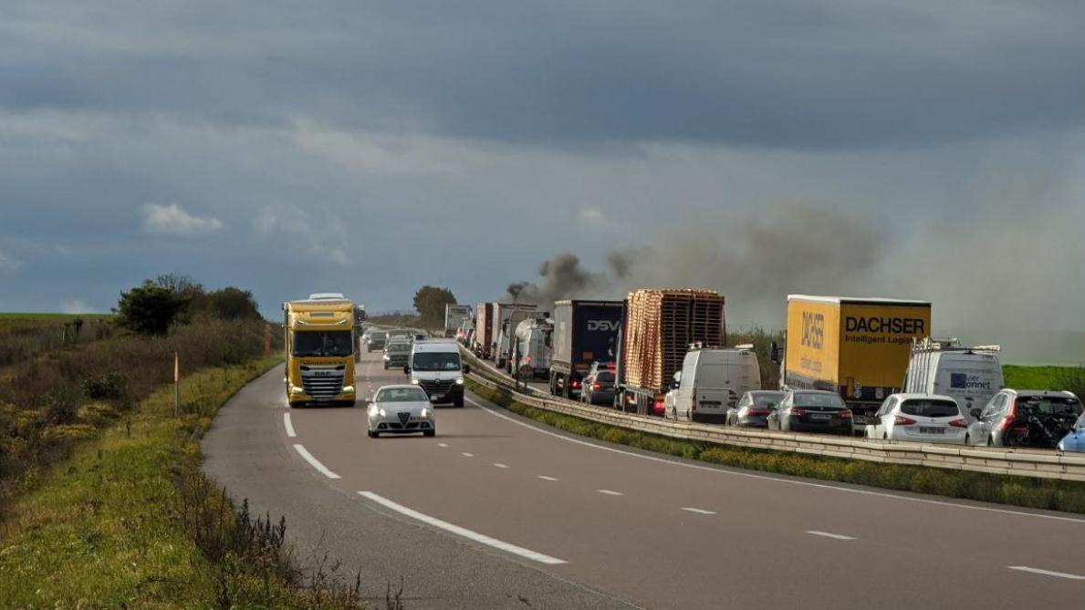 Un camion transportant des cabines de poids lourds prend feu sur l’A4 entre Reims et Châlons-en ...