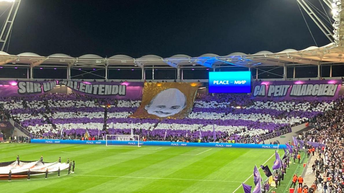 Les supporters du TFC portent leur équipe face à Liverpool avec un tifo ...