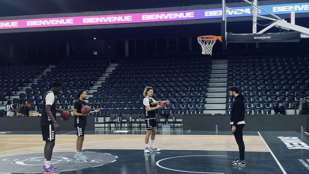 On vous explique comment la Reims Arena se transforme en terrain de basket