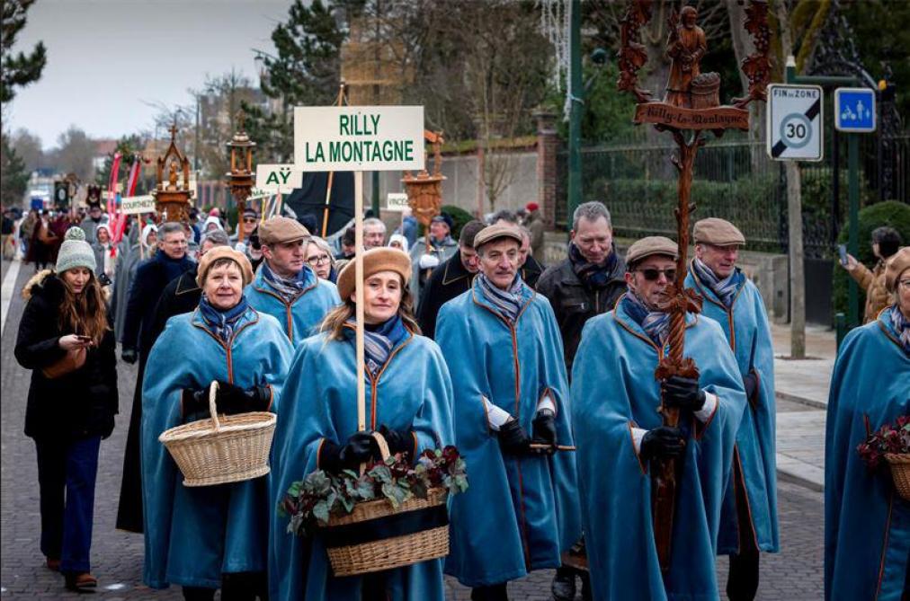La bannière de l’Archiconfrérie des Vignerons de la Champagne a été ...