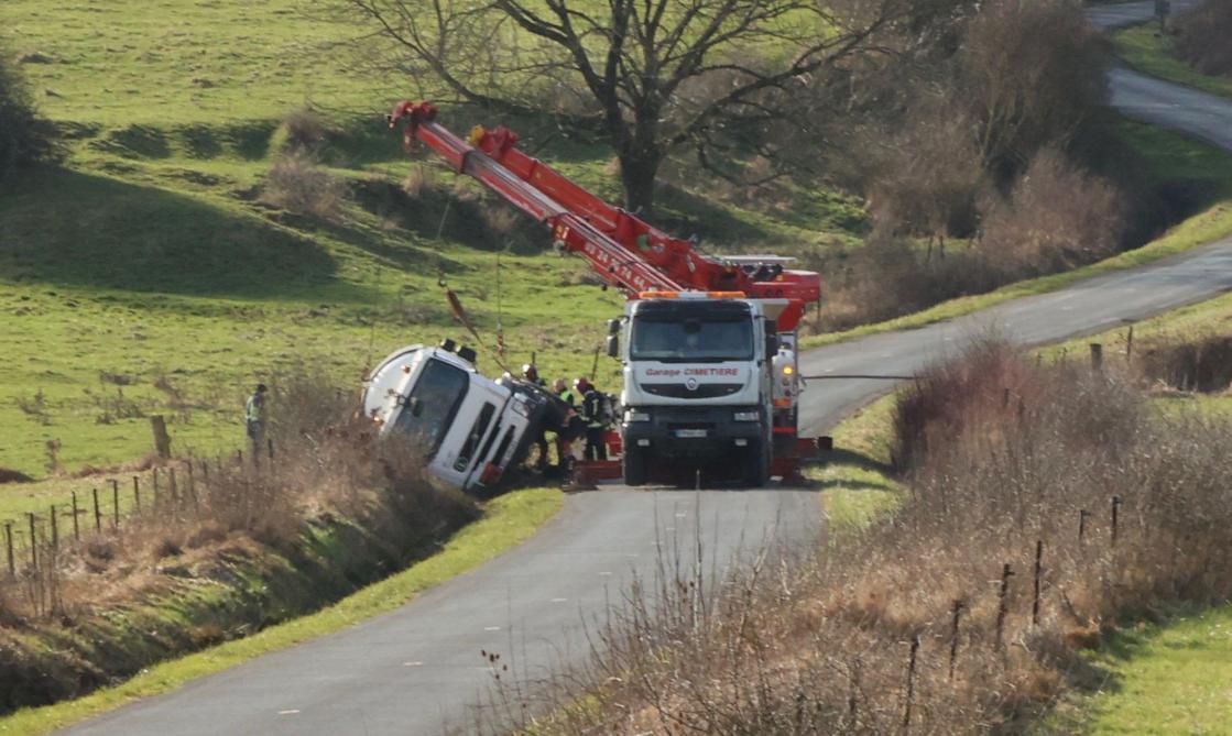 PHOTOS. Un camion transportant du gaz accidenté, dépannage sous tension