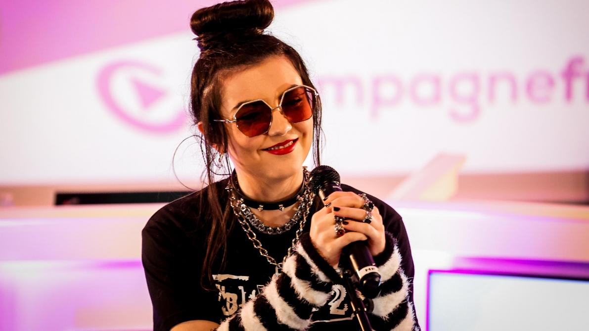 La chanteuse Hoshi face à quelques fans chanceux, à Reims