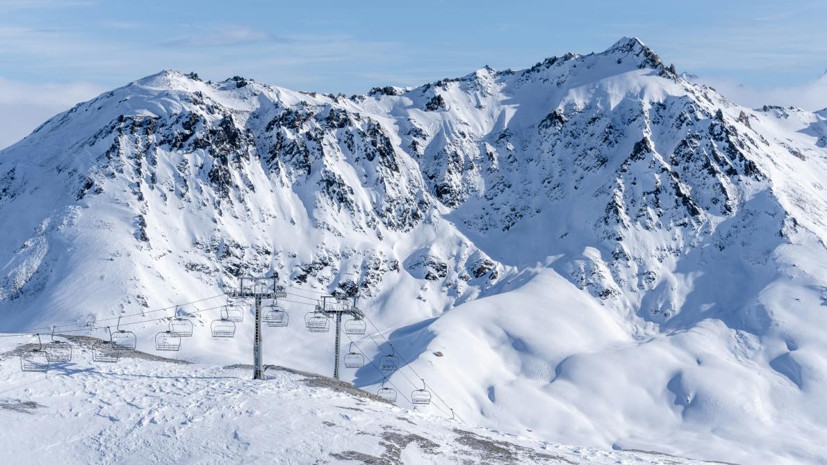 À bord de sa dameuse, il tombe nez à nez avec un loup sur une piste de ski