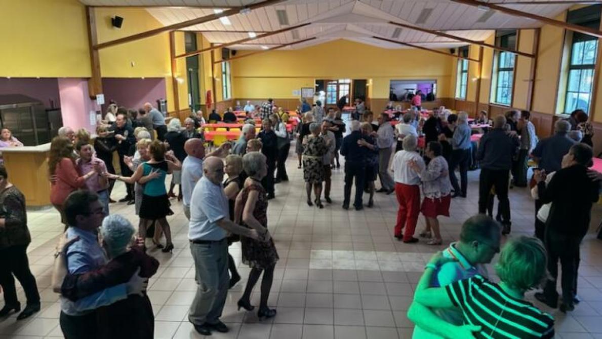 Une centaine de personnes au thé dansant