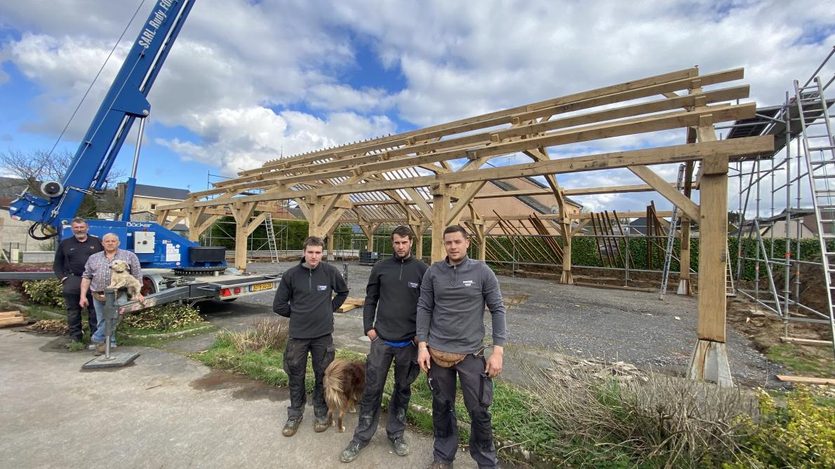 À Thin-le-Moutier, les beaux chênes autour du village fournissent les poutres de la nouvelle halle