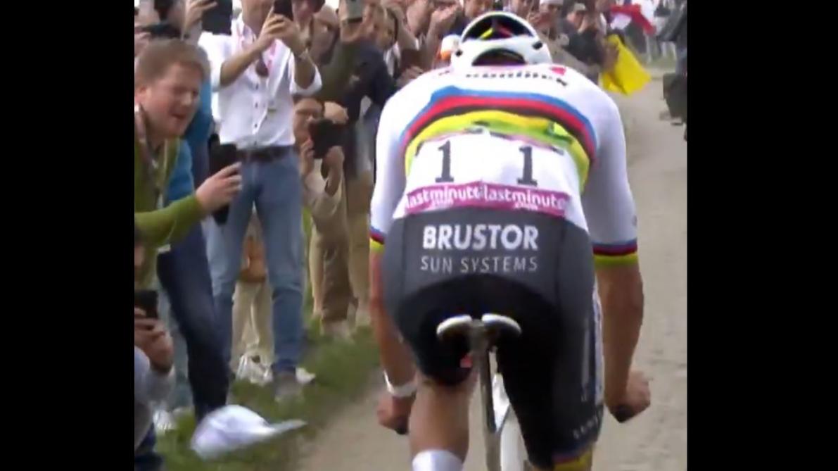 Une spectatrice jette une casquette sur Mathieu van der Poel lors de ...