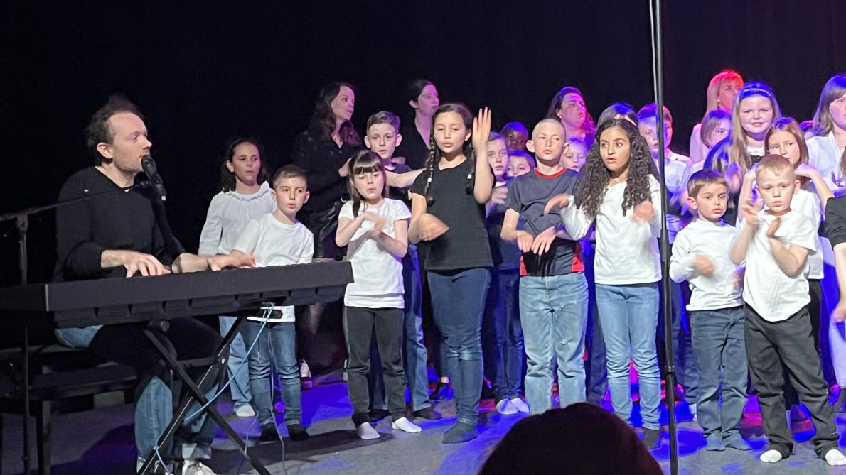 Les écoliers de Bar-sur-Seine, sur scène avec Julie Rousseau et Bastien ...