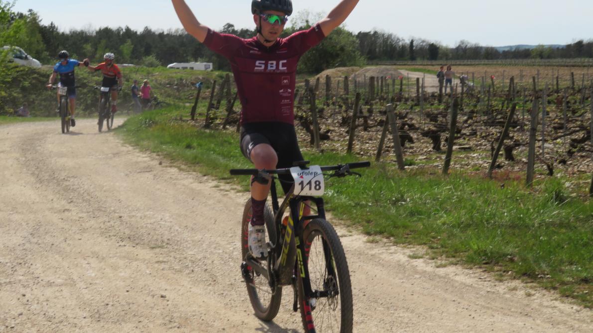 Yohan Poumot lève les bras à Ville-sur-Arce (+ classements)