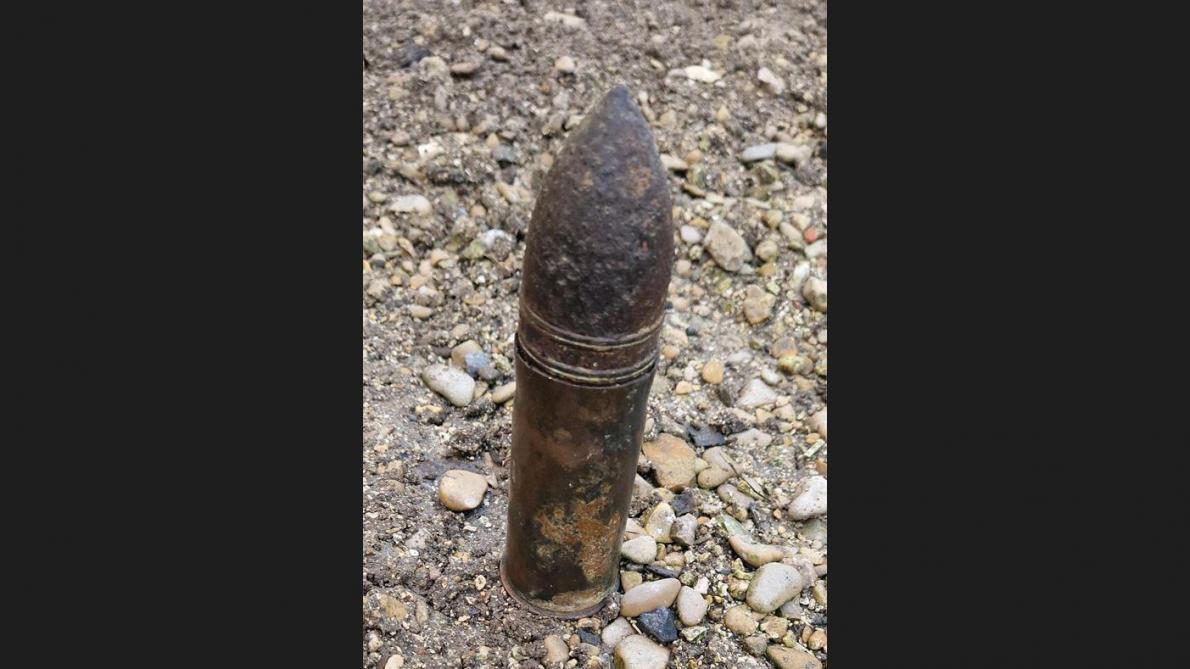 Un élève vient avec un obus pour la leçon d’histoire dans l’Oise, l ...