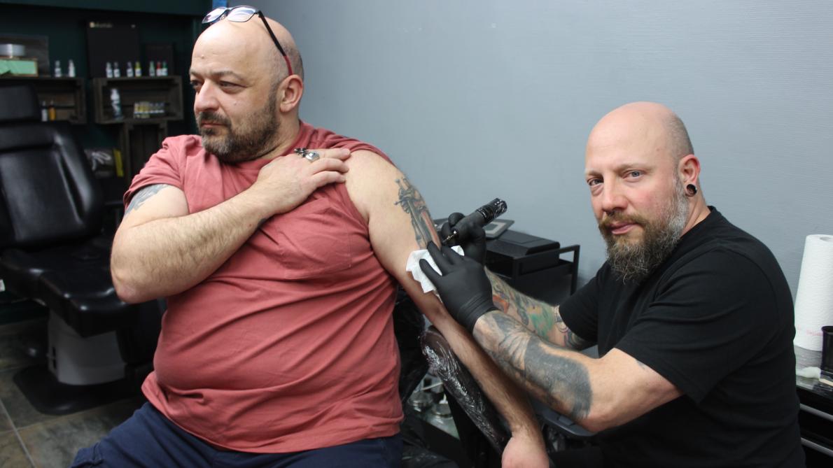 Le tatoueur qui fait rougir Vouziers