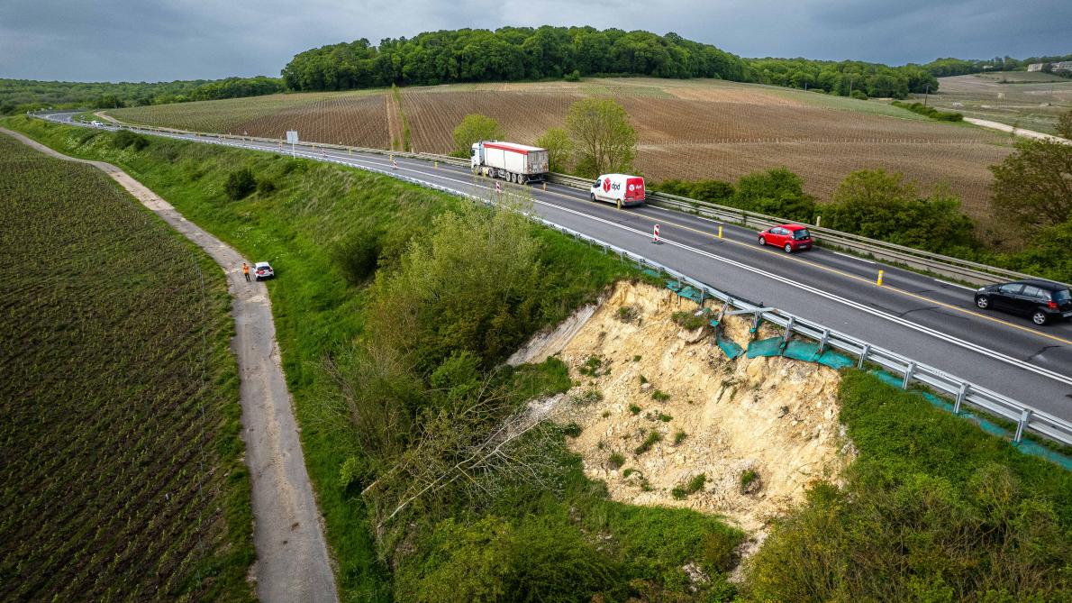 Les travaux du talus en bordure de la RD 951 dans le sens Reims-Epernay ...