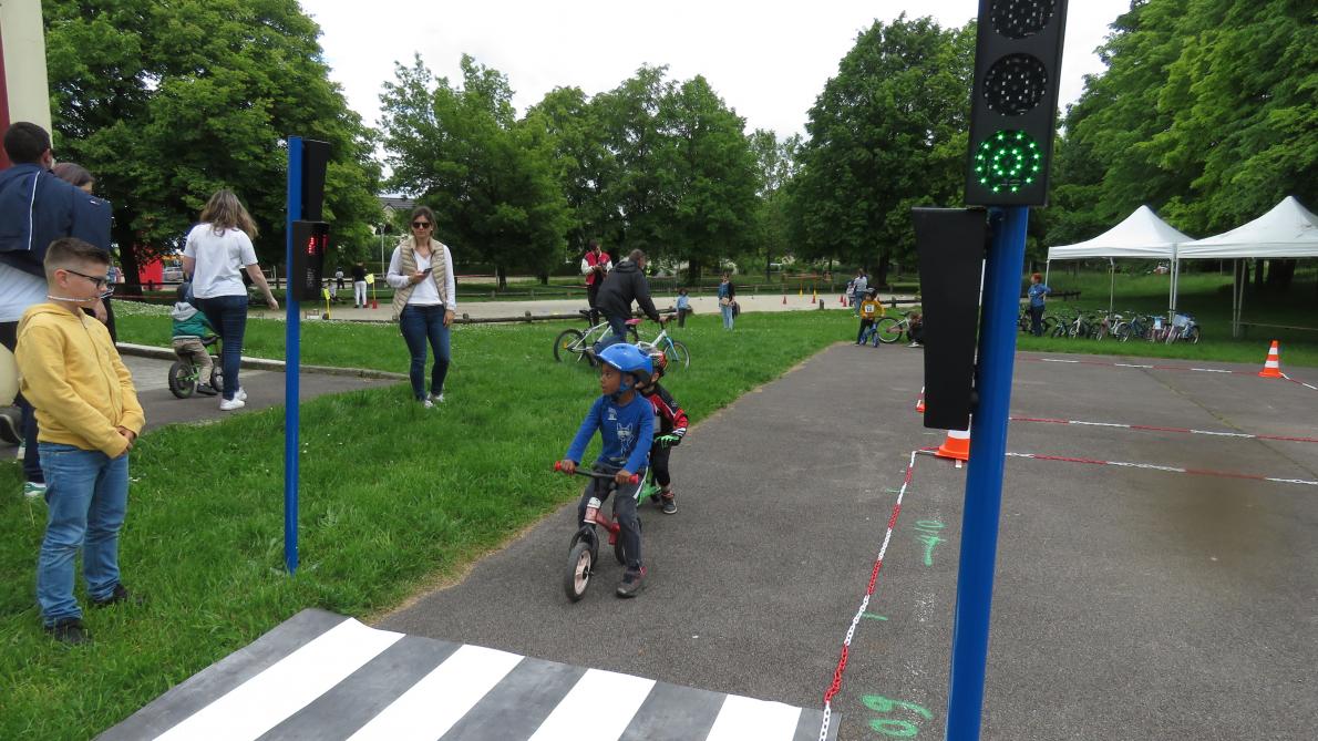 101 enfants se sont défiés à draisienne à Sainte-Savine, revivez la course en images