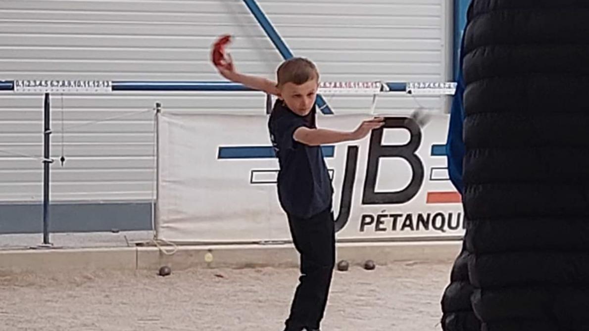 Leny, 9 ans est champion des Ardennes de pétanque