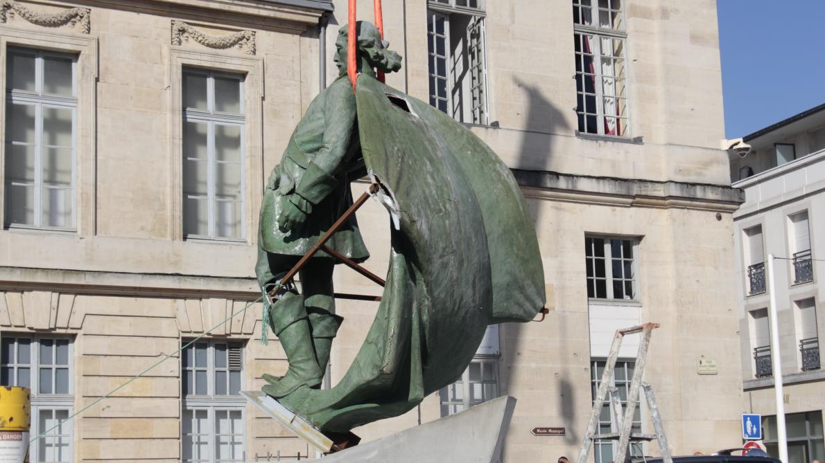 La statue Jean Talon a repris place devant la collégiale Notre-Dame de ...