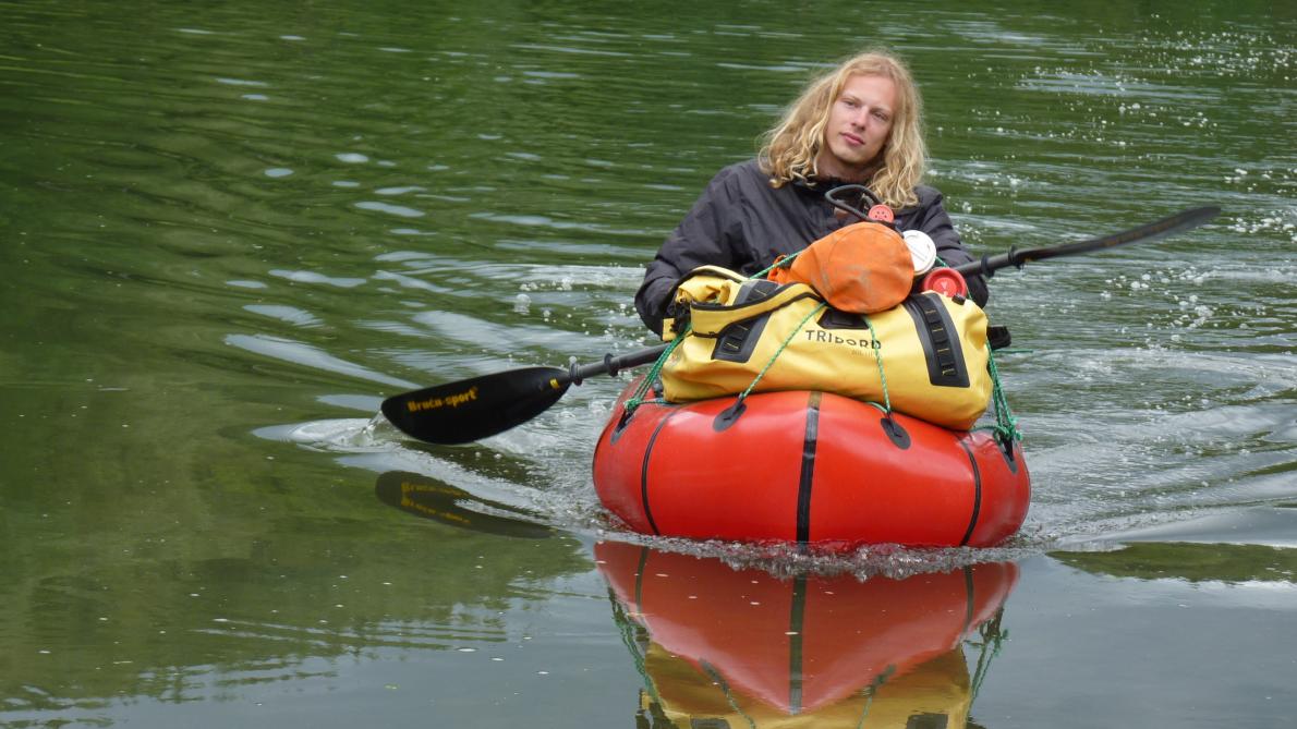 Yinze découvre la vallée de la Meuse en kayak à Deville