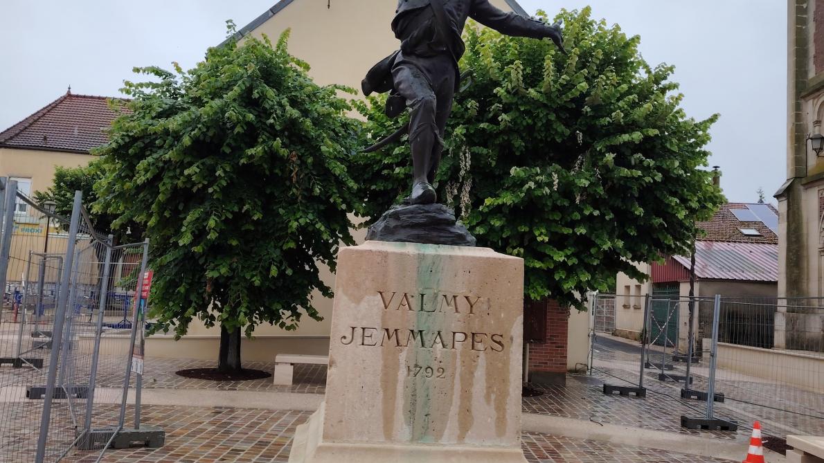 La statue « Le Volontaire » retrouve la place Croala à Méry-sur-Seine
