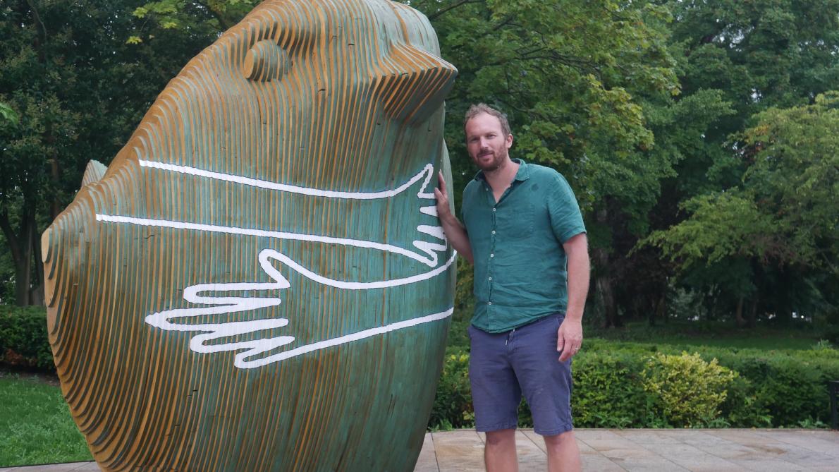 À Reims, un moineau géant se pose square Colbert