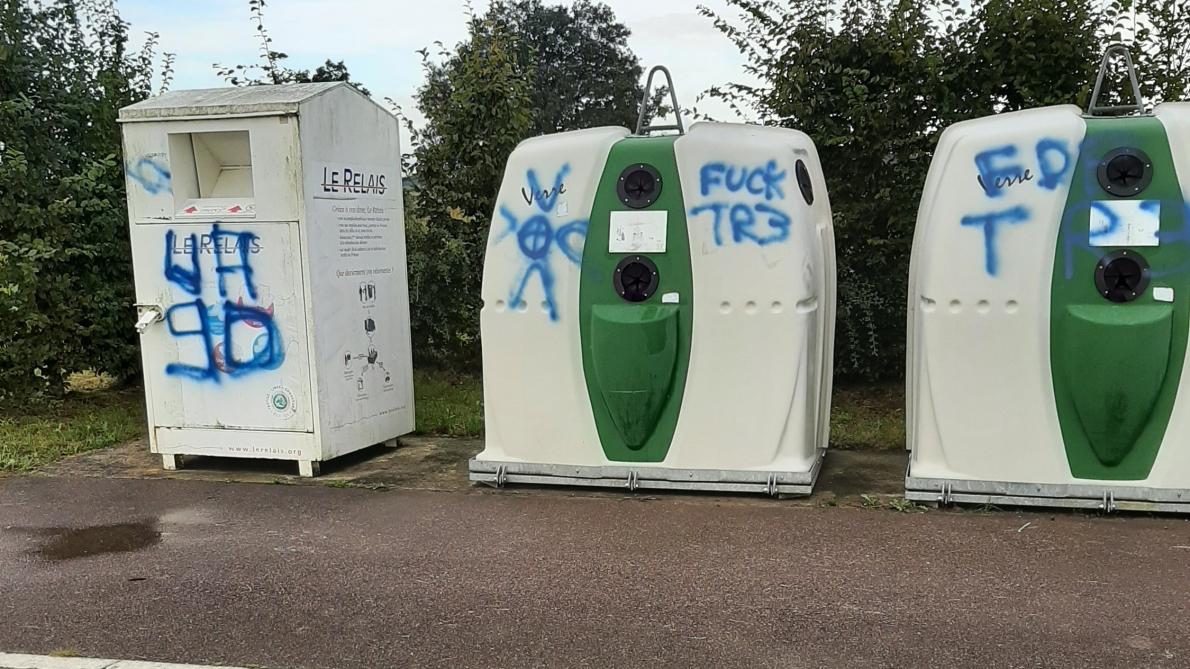 La Vendue-Mignot : conteneurs et panneaux dégradés par de nombreux tags