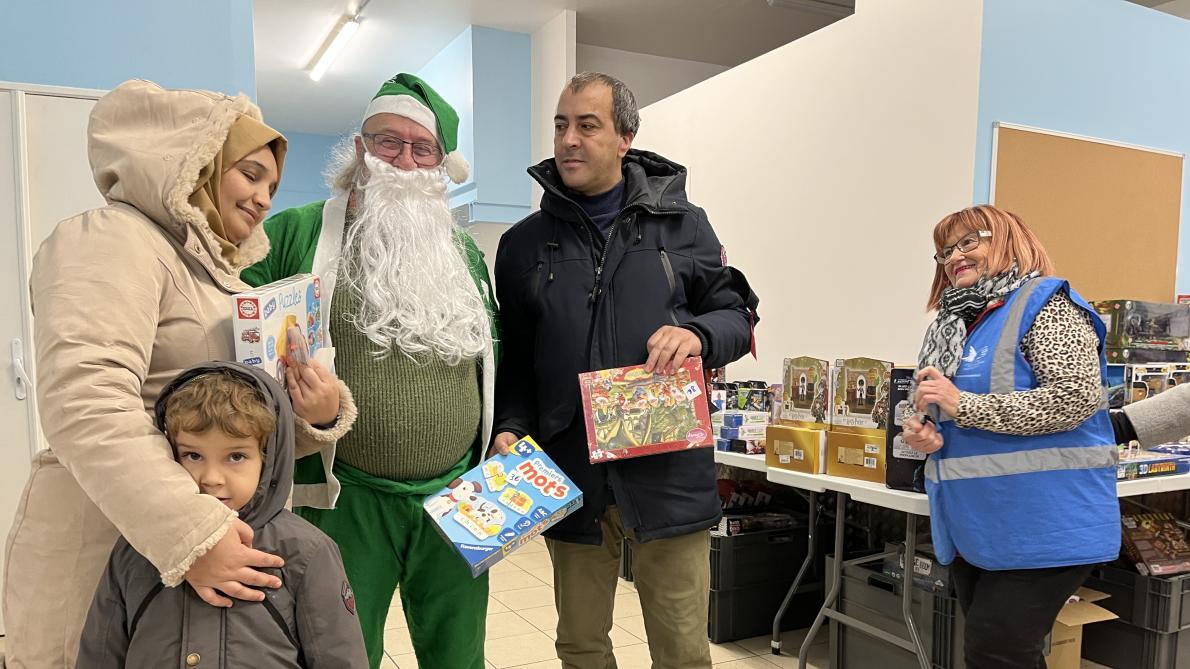 Secours populaires français : le Père Noël vert « de l’espoir » pour ...