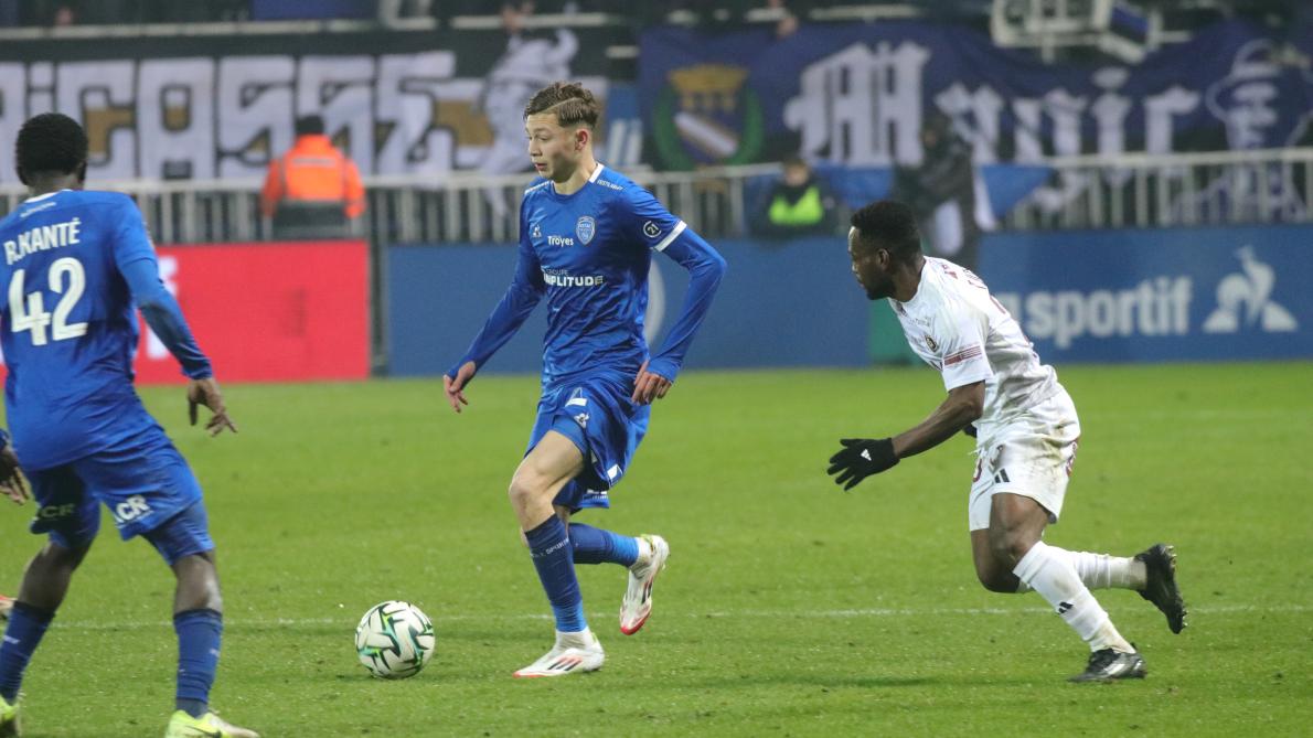 Estac : Mathys Detourbet a signé son premier contrat professionnel