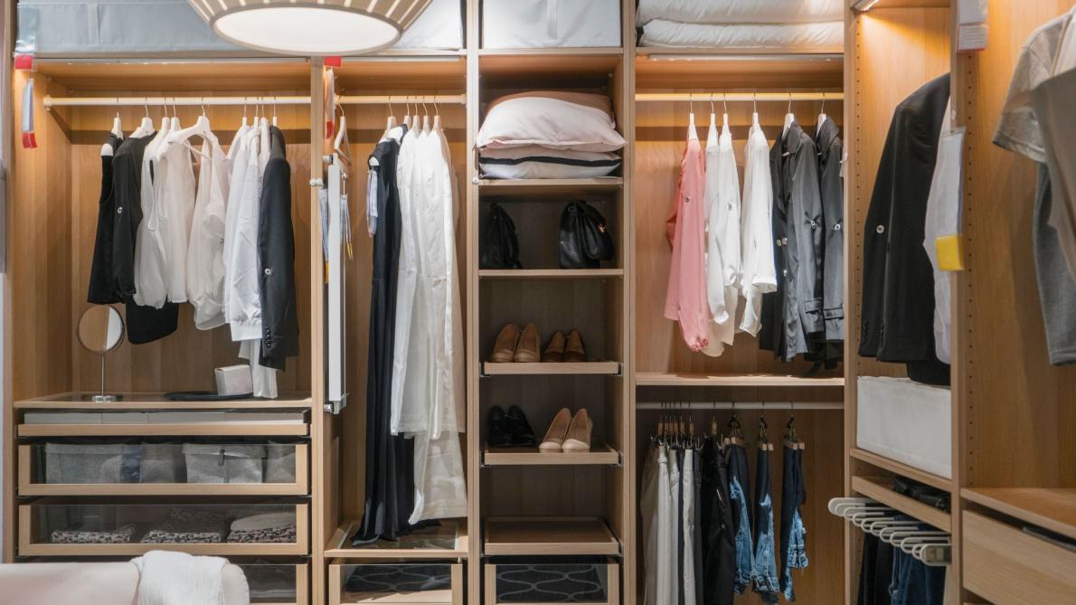 Connaissez-vous cette astuce rangement incontournable pour un dressing ...