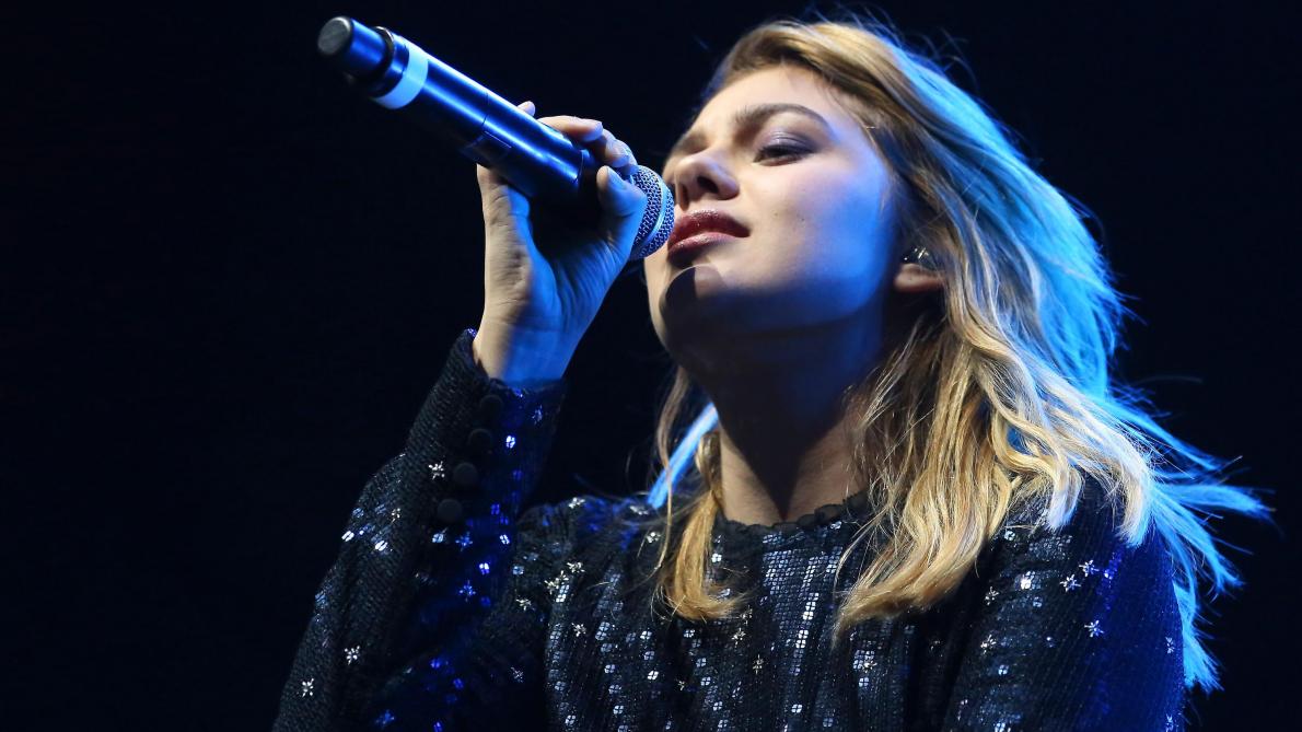 Eurovision 2025 : la mise en scène choisie par Louane pour sa chanson « Maman » se révèle lors ...