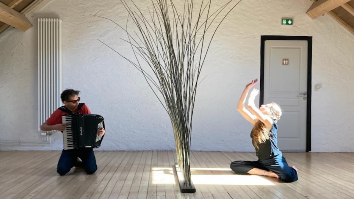Une danseuse raconte l’histoire du peuple Yéniche, ce samedi au Cerf à ...