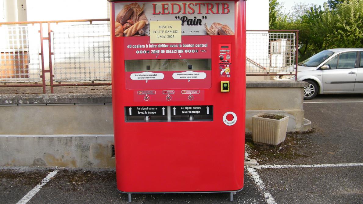 Un distributeur de pain et de viennoiseries installé en libre-service à ...