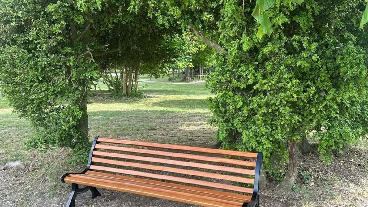 Changement de mobilier au parc Robert-Piat d’Arcis-sur-Aube
