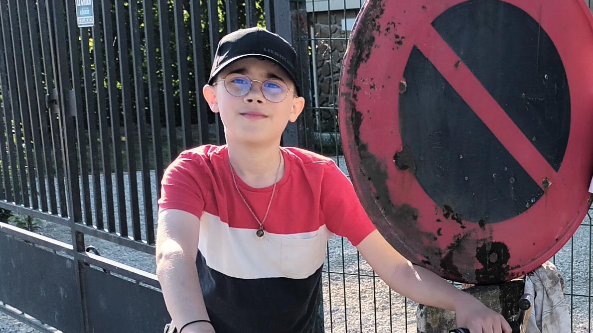 Noa Da Silva Marchand, ce jeune qui nettoyait les panneaux de sa commune