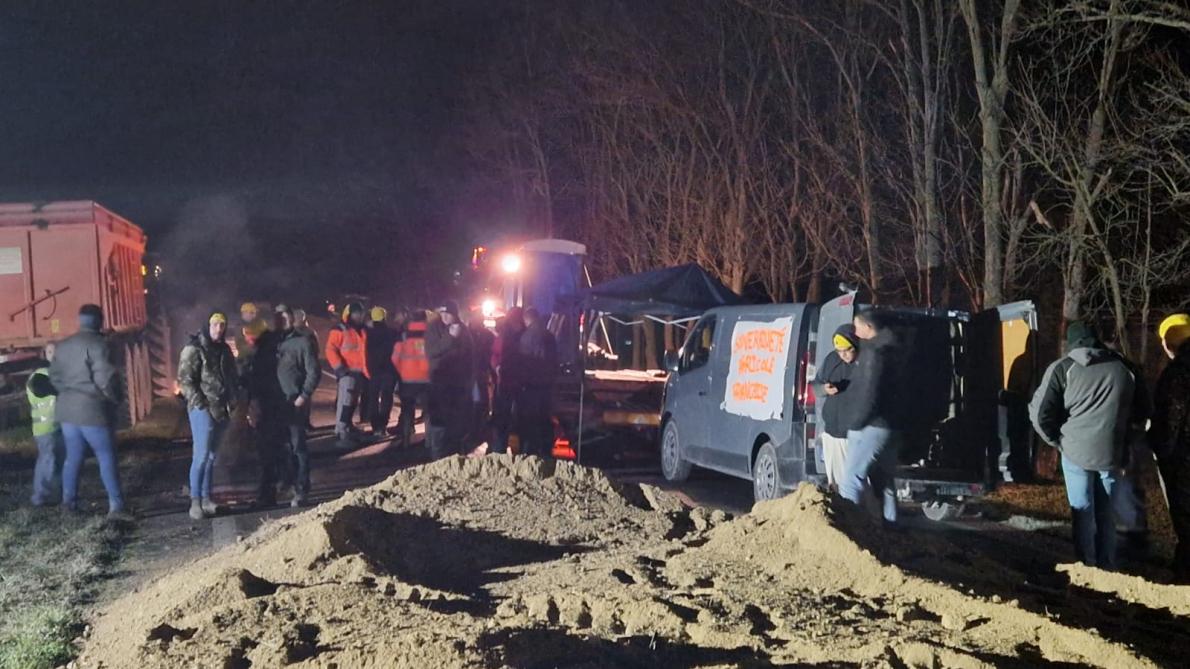 Les agriculteurs en colère bloquent la circulation et le dépôt ...
