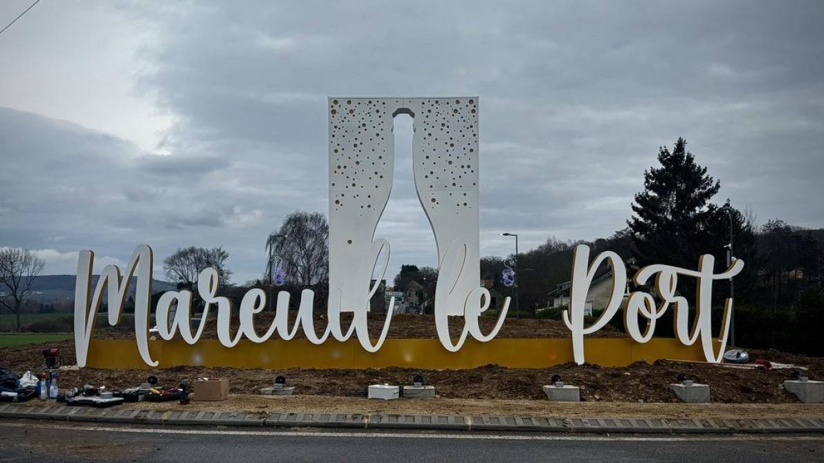 À Mareuil-le-Port, une bouteille de champagne trône maintenant sur le ...