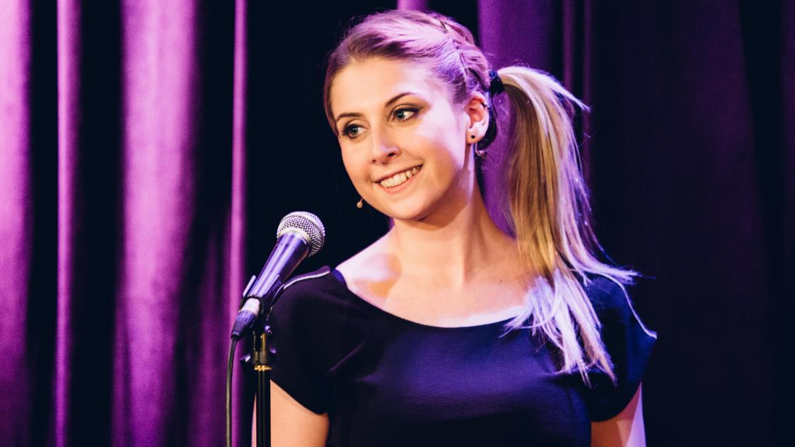 Rencontre avec l’humoriste Laura Laune, mi-ange, mi-démon