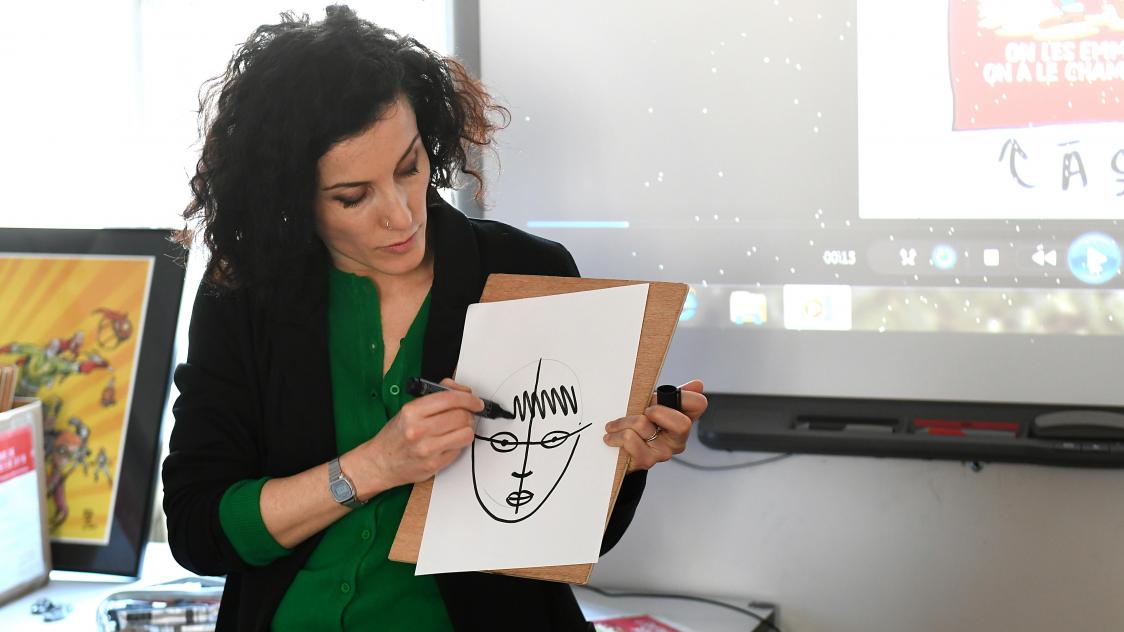 La dessinatrice Coco est venue à Châlons pour donner quelques des coups ...