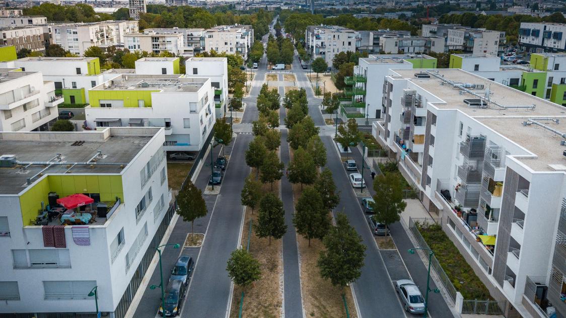 Quartiers de Reims vus du ciel. On survole le quartier Maison-Blanche ...