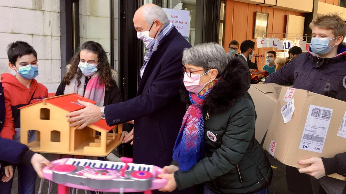 Les collégiens de Cuffies offrent des jouets aux Restos du coeur