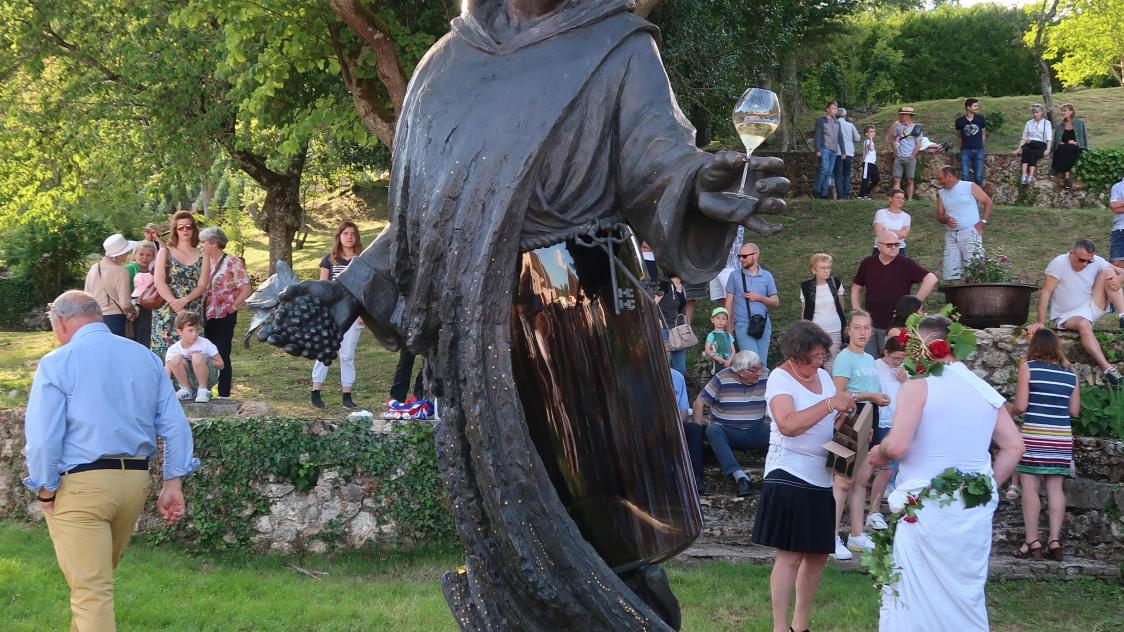VIDEO. La statue de Dom Pérignon inaugurée à Hautvillers, berceau du ...