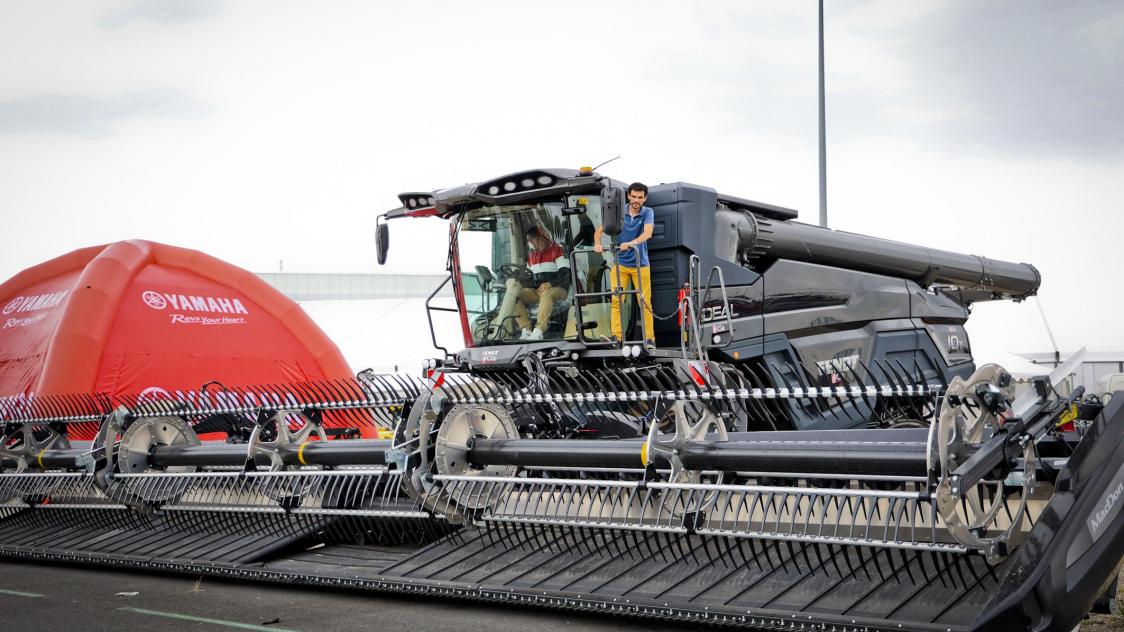 PHOTOS. Une moissonneuse-batteuse de compétition à la Foire de Châlons