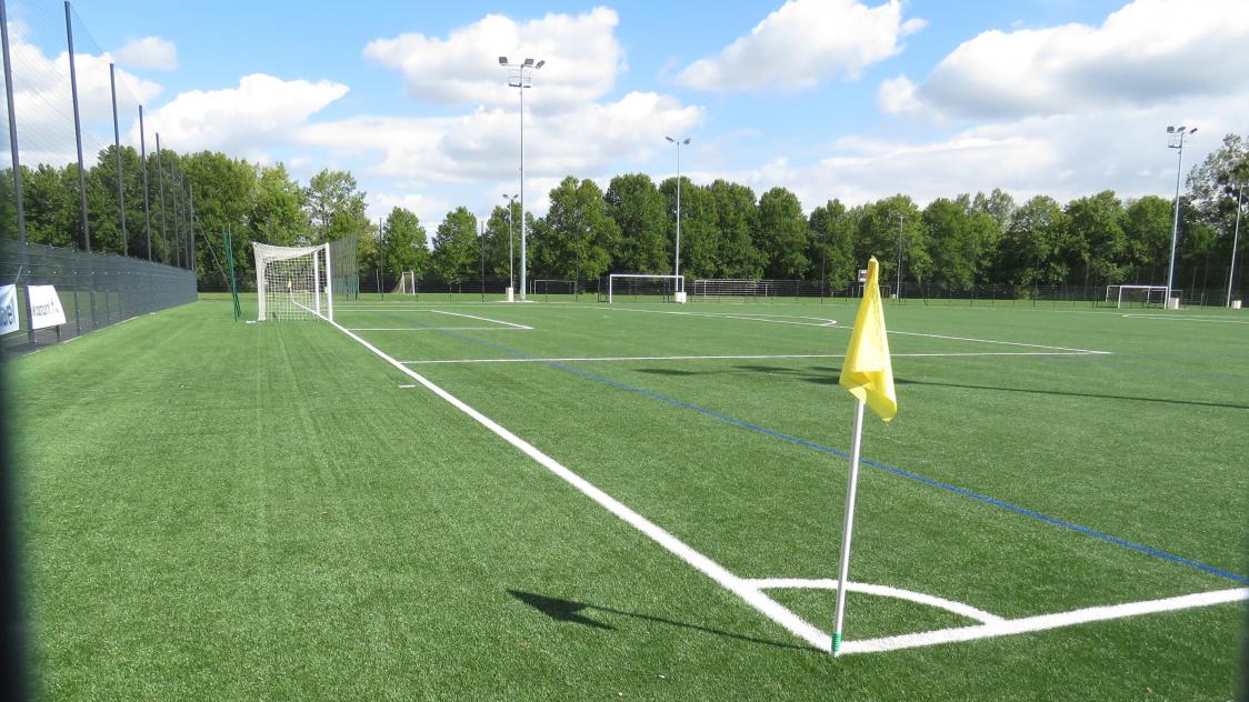 D’anciennes légendes du foot pour inaugurer le stade synthétique à ...