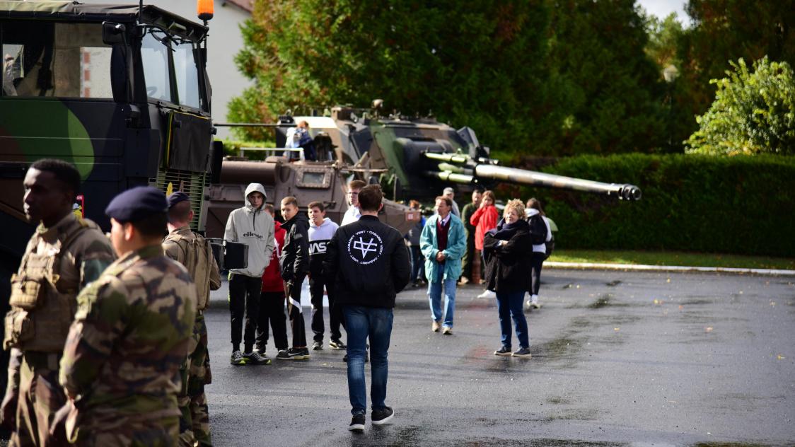 115 élèves découvrent l’armée de Terre à Suippes, grâce au 40e régiment ...