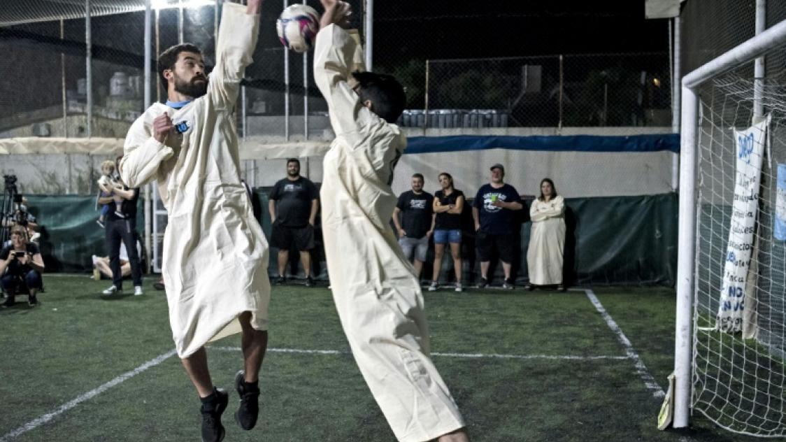 Maradona: le ballon touché par la "main de Dieu" aux enchères